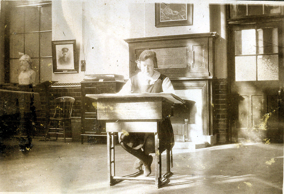 Belper Research Website: Pupils at the Herbert Strutt School in the 1920's